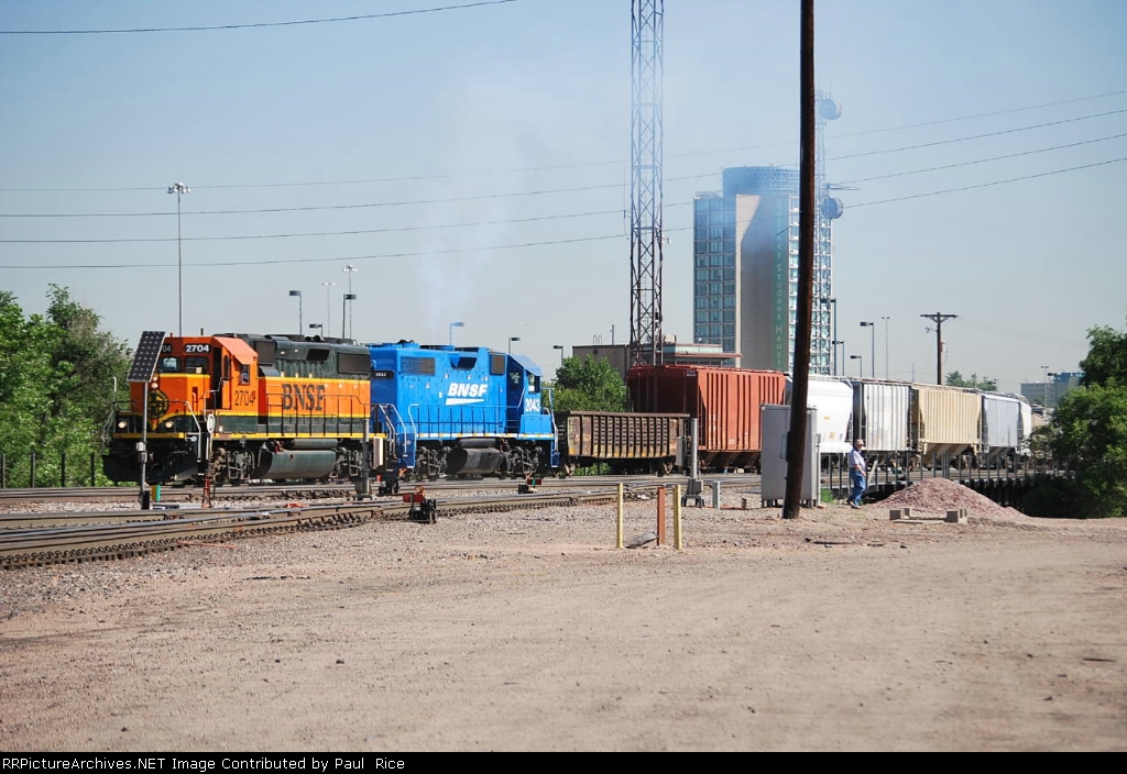 BNSF 2704 & BNSF 2043 Classifing Cars